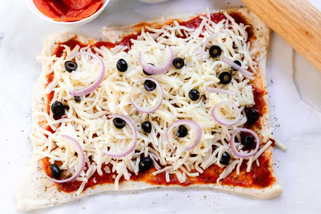 Simple Dutch Oven Pizza Recipe - Cast Iron Skillet Cooking